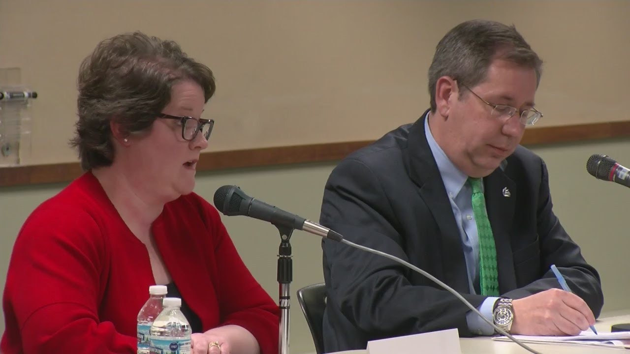 Menasha mayoral candidates square off in debate forum - YouTube