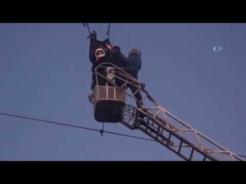 Kadın Paraşütçü Yüksek Gerilim Hattında Asılı Kaldı