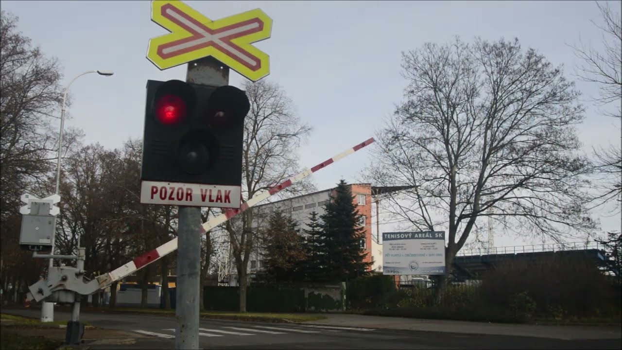 železniční přejezd / Czech railroad crossing přejezd kladno - YouTube