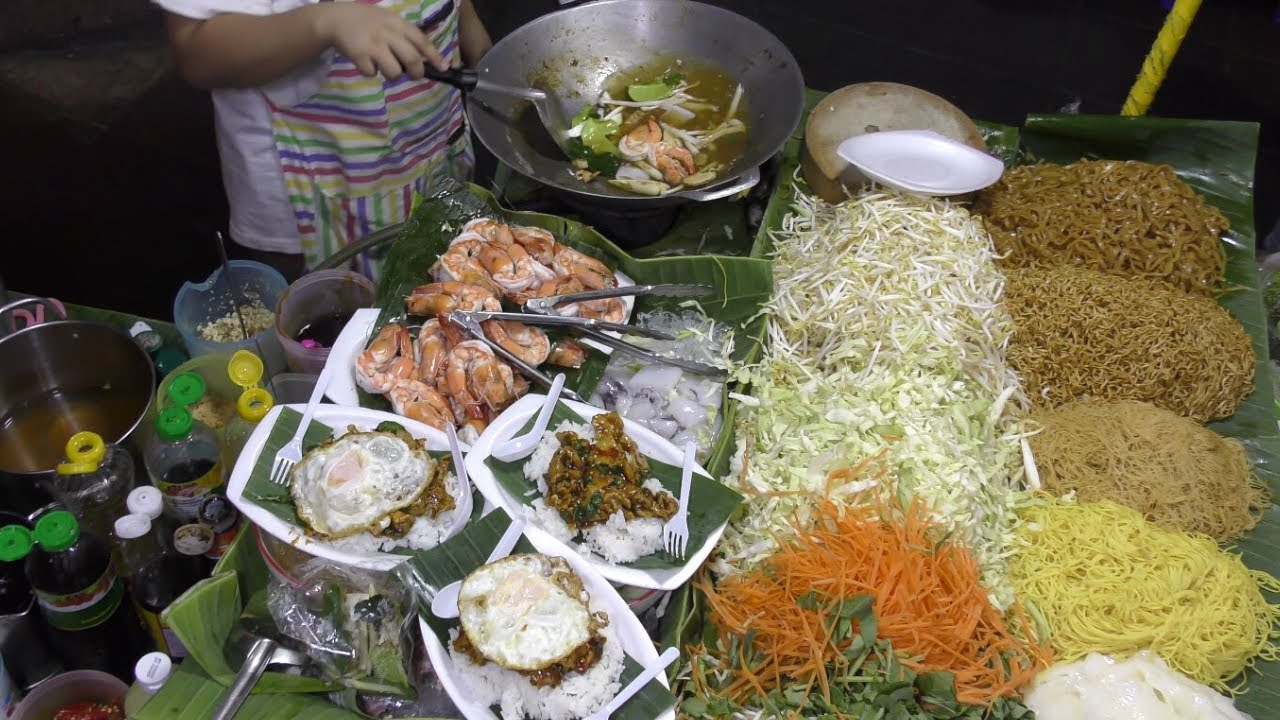 Bangkok Street Food. Best Stalls in Soi Ram Buttri. Crabs, Pad Thai ...