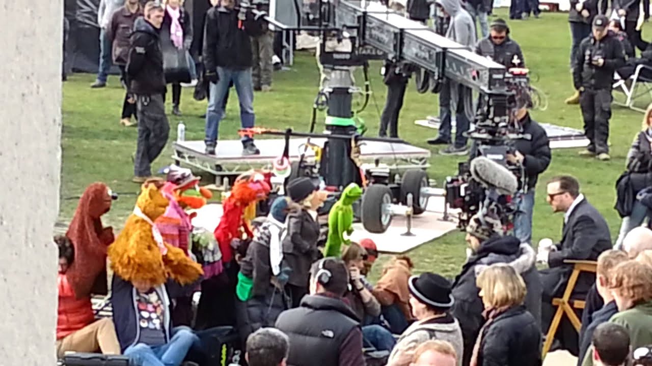Filming of the muppets with Ricky Gervais - YouTube