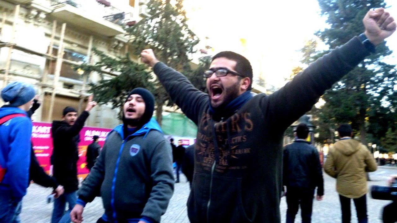 İlkin Rüstəmzadə ABŞ səfirliyinin önündə ETİRAZ EDİR - CANLI - YouTube