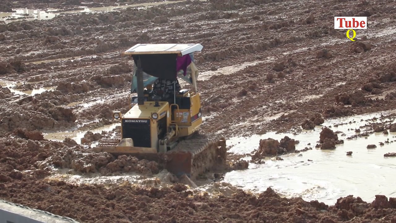 Komatsu bulldozer pushing mud - YouTube