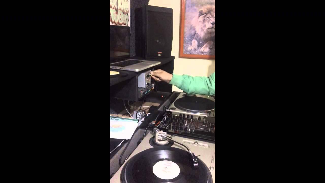 Digital Delay RDD-20 BOSS (Vintage half -rack) - YouTube