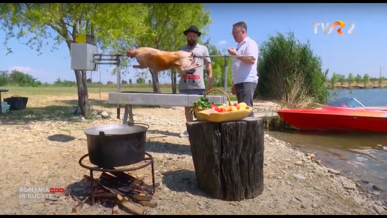 Berbec la protap si bors de peste pe lac - Whole ram cooked on fire and ...