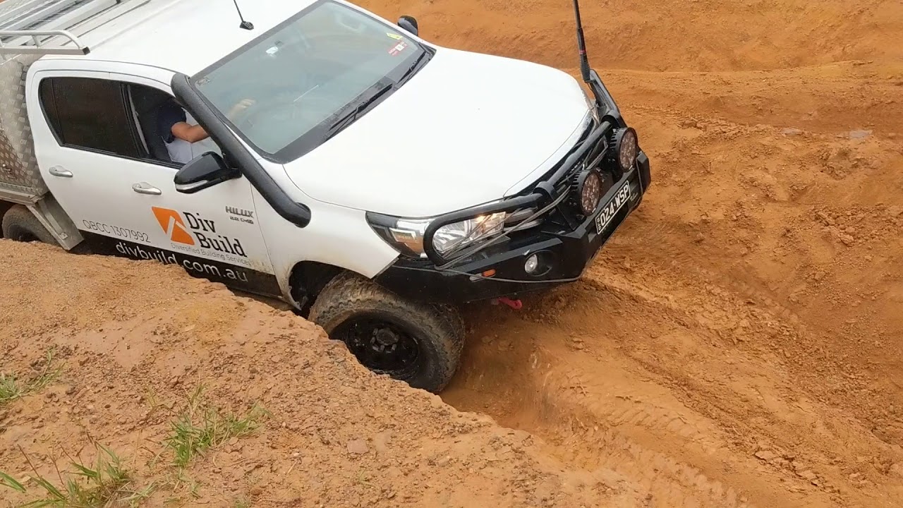 Modified N80 Hilux playing around - LOCKERS OFF - YouTube
