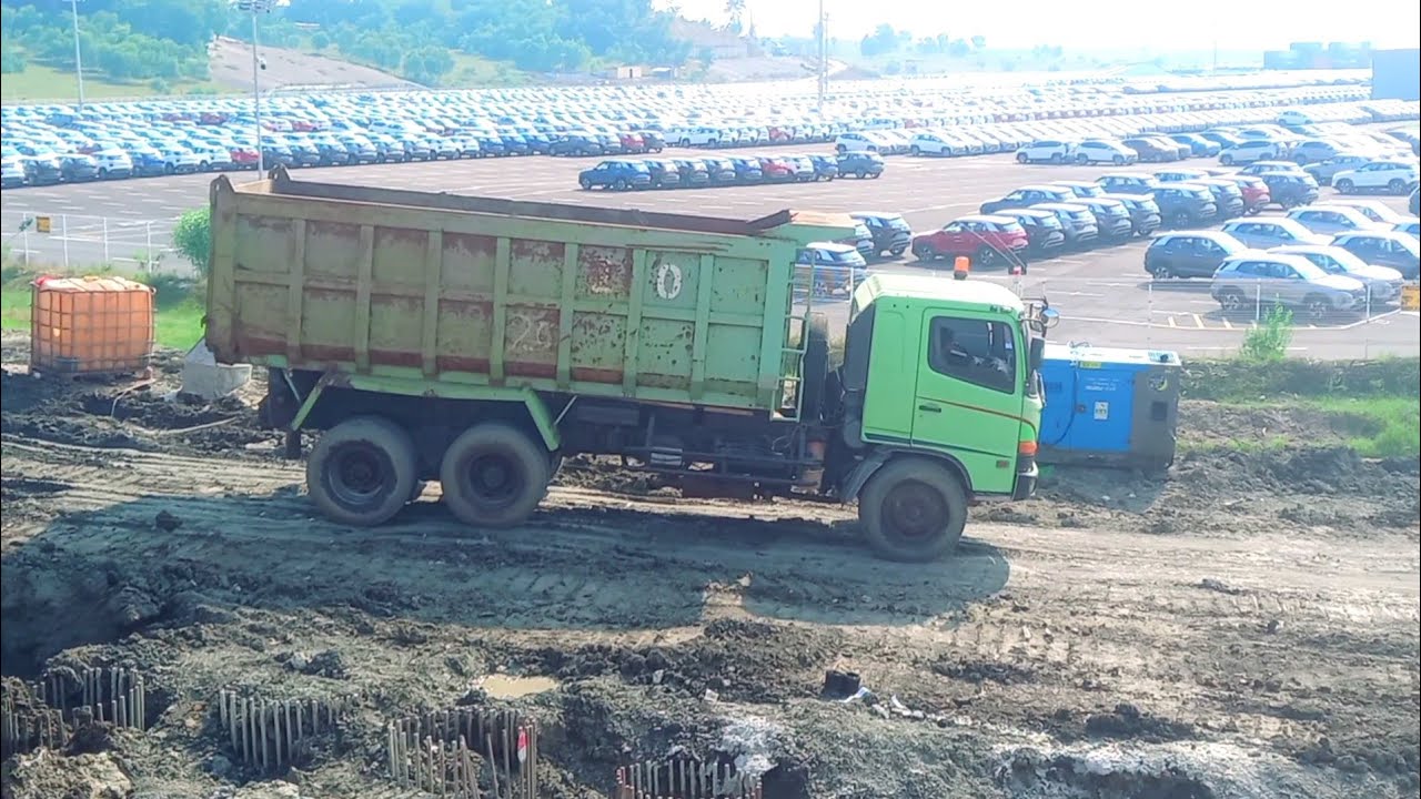 Excavator Loading Soil Into Hino 500 Truck, Proyek Bikin Pancang Lahan ...