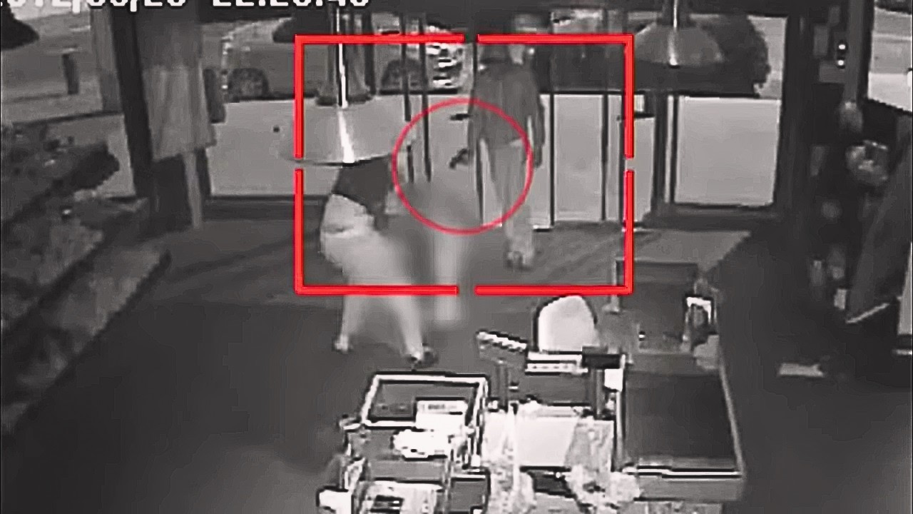 Braquage brutal | Le gérant est à terre mais la caméra tourne. - YouTube