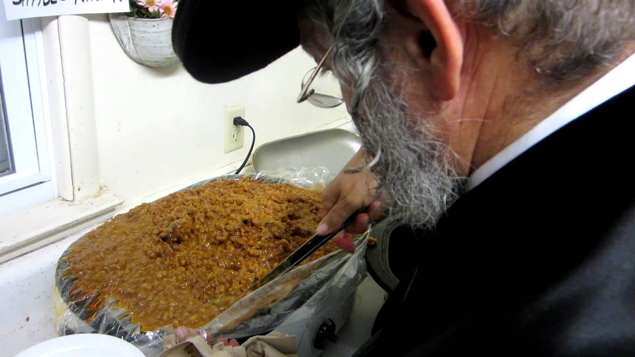 THE REBBE COOKING THE EIGHT POT CHULENT THURSDAY NIGHTS - YouTube