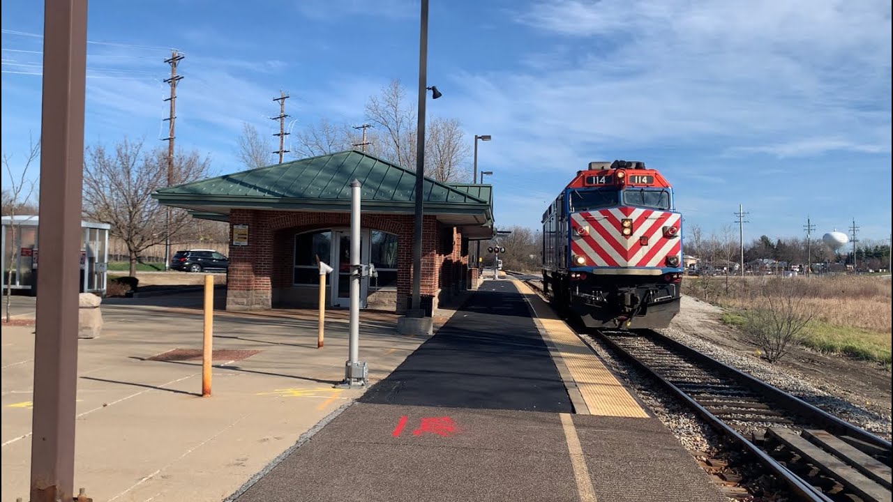 METX 114 heads light past Orland Park 179th - YouTube