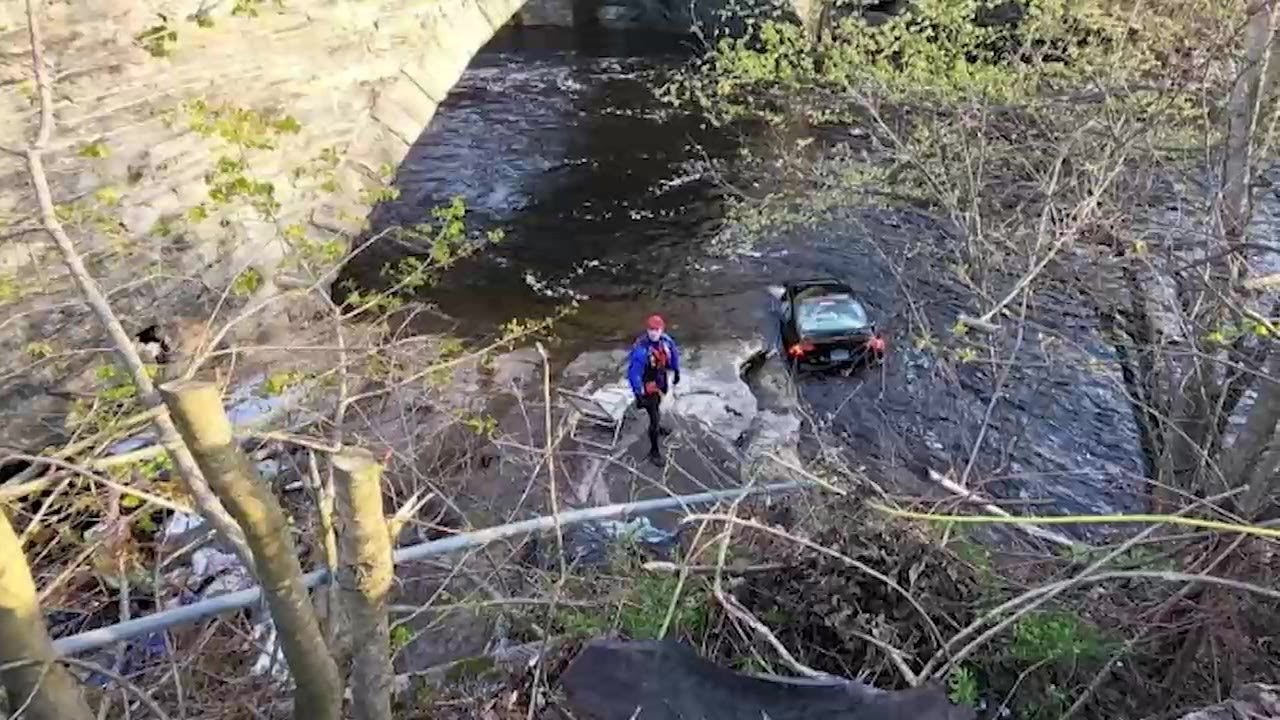 Bystanders help woman escape from sinking car in Willimantic dramatic ...
