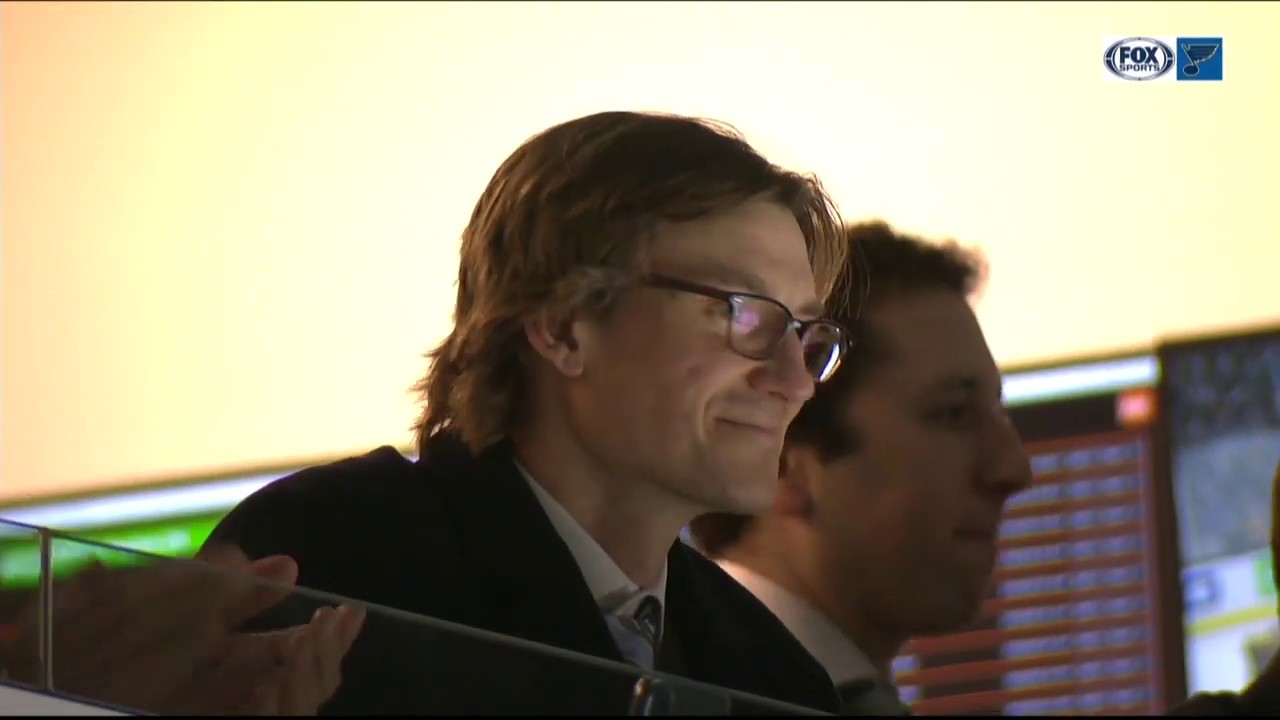 Jay Bouwmeester welcomed back by Blues fans - YouTube