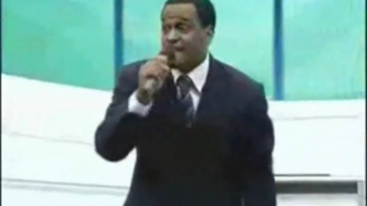 Pastor cristiano canta Gothic Anthem de Gothminister ante su ...