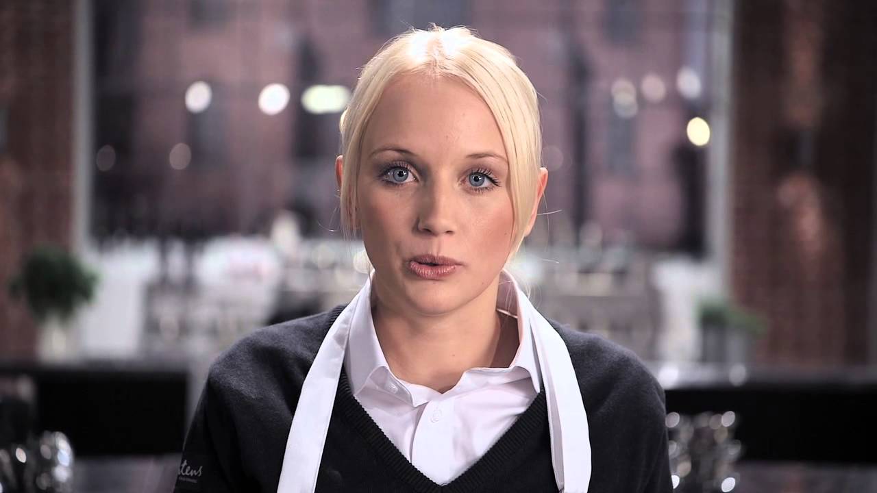 Julia på Electrolux Home i Skellefteå bakar paj med färska bär - YouTube