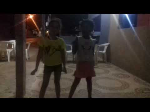 Dançando  funk 2 meninas de 6 o nome dele é julia e  a outra de 6 é ana heloisa
