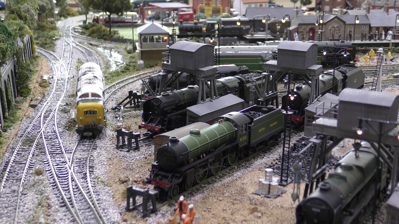 Bachmann 32-533 D9001 St Paddy. A class 55 Deltic locomotive. - YouTube