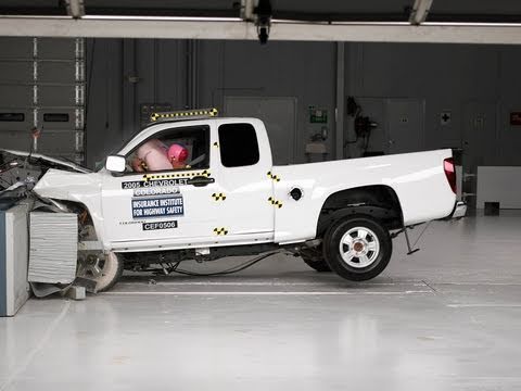 2005 Chevrolet Colorado extended cab moderate overlap IIHS crash test ...