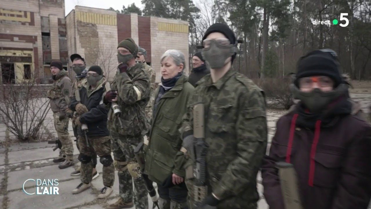 Ukraine : les civils se forment au maniement des armes - Reportage # ...