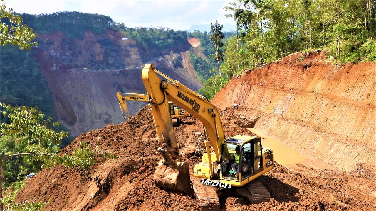 Excavator Dozer Bulldozer Working On Dam Construction Bendungan Bener ...
