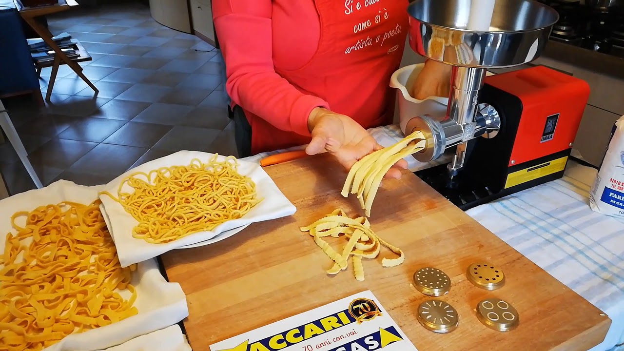 Come funziona il TORCHIO ELETTRICO PER PASTA OMRA - YouTube