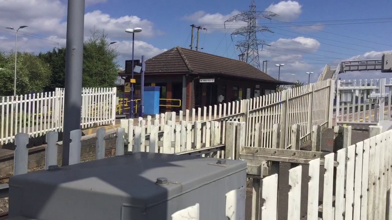 Thatcham Station Level Crossing (Berks) Saturday 22.04.2017 - YouTube