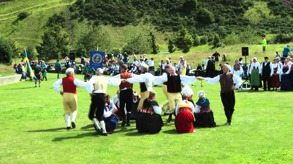Swedish traditional folk dance: Västgötapolska & Skrälåt - YouTube