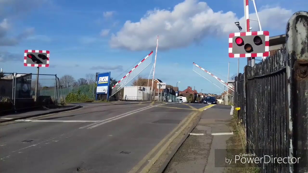 Deal Level Crossing (16.02.2018) - YouTube