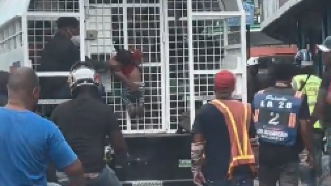 EN VIVO. Migración cancela agente por llevar bebé colgado en camiona ...