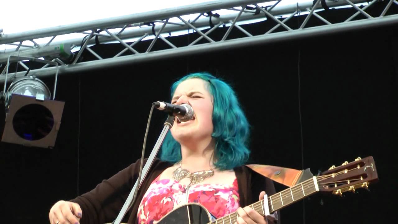 Lucy Ward sings "Maids When You're Young" (Shrewsbury 2011) - YouTube