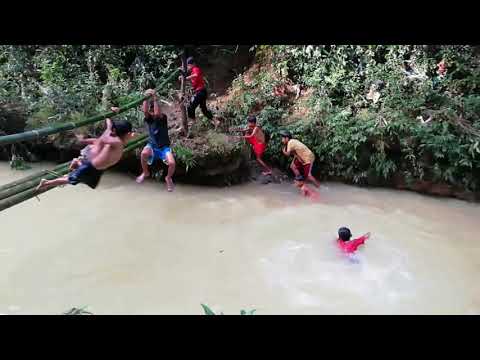 Aksi dramatis anak ABG di desa, Mandi sambil tangkap kayu gelondongan