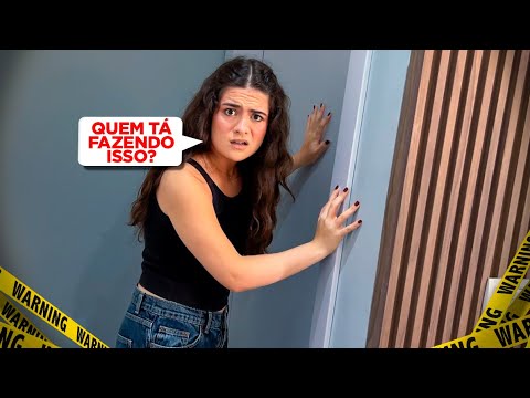 COISAS MUITO ESTRANHAS ESTÃO ACONTECENDO NO MEU QUARTO