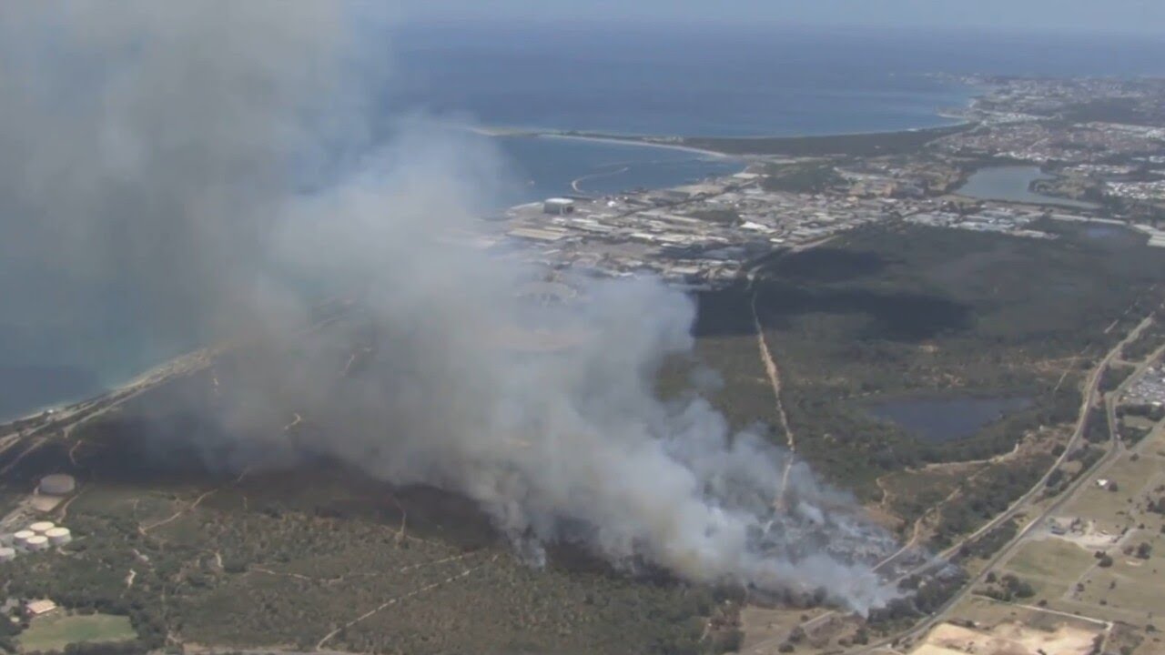 Bushfire emergency evacuation warning issued for WA cities - YouTube