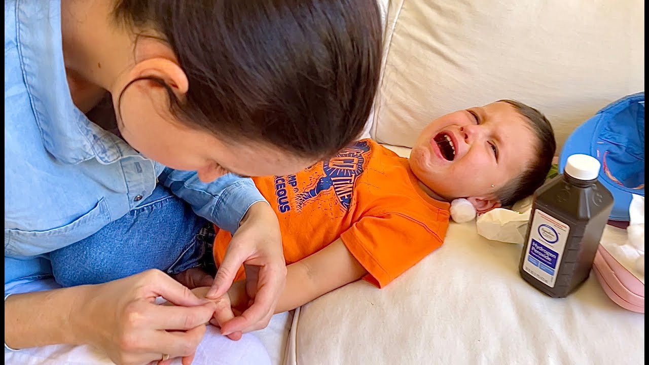 Leo is crying. Mommy took out 19 splinters. Is he angry with her? - YouTube