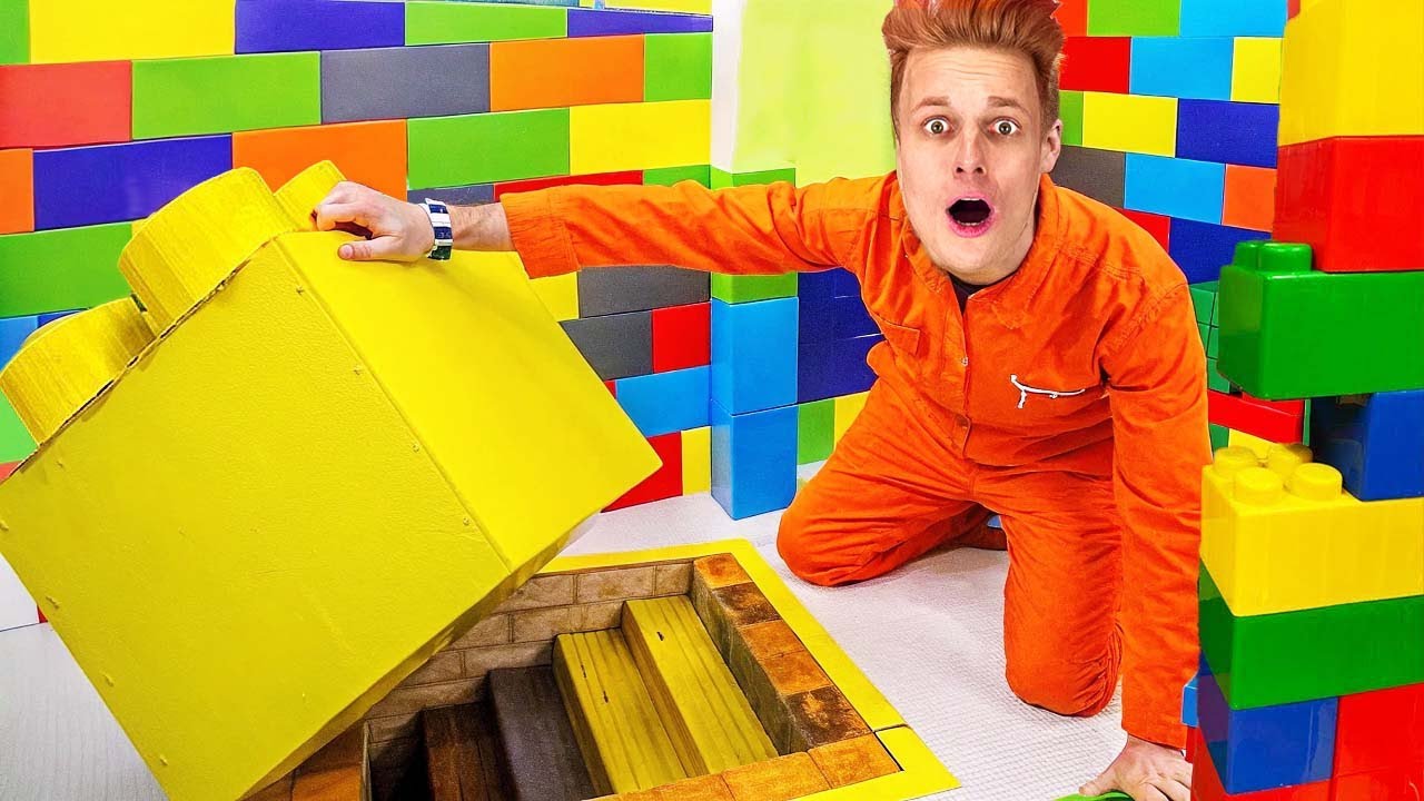 ESCAPE LEGO PRISON Challenge ! - YouTube