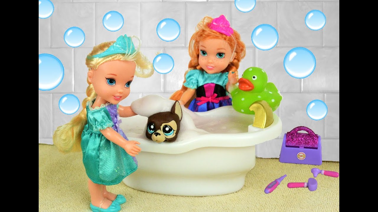 Anna and Elsa Toddlers Puppy Babysitting! Playing in Water Bubbles ...