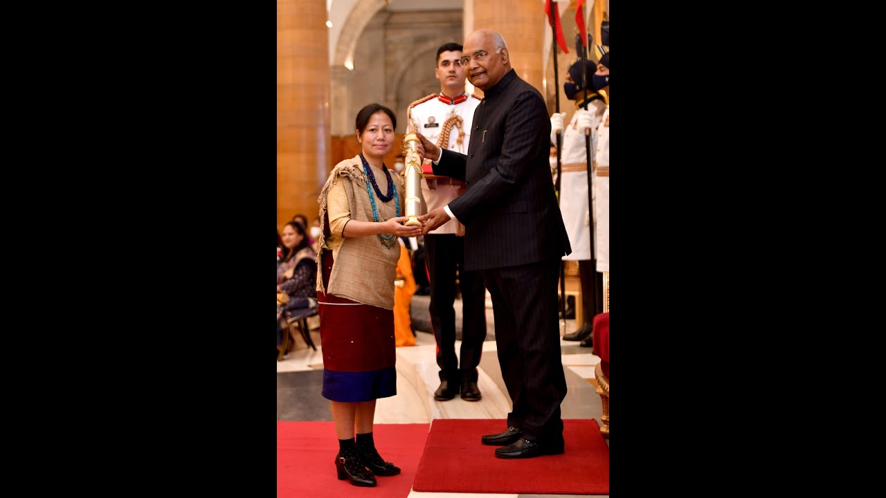 President Kovind presents Nari Shakti Puraskar to Tage Rita Takhe - YouTube