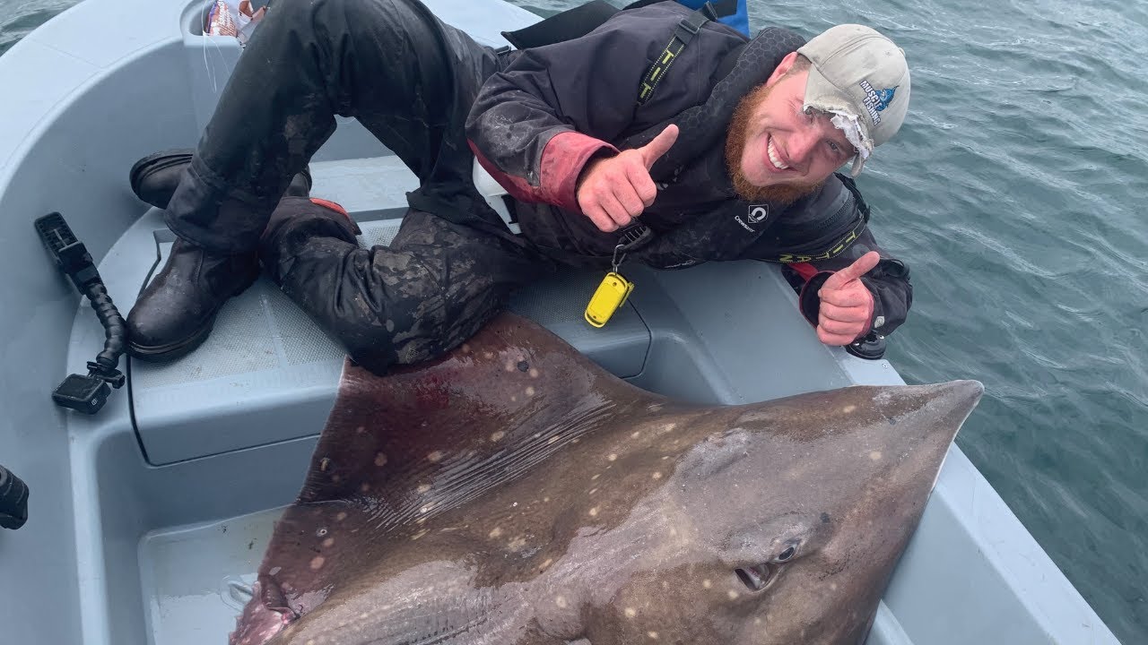 Deep Sea Fishing For BIG Skate - On A Small Boat with Muscle Fishing # ...