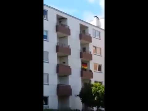 Herr Mauer am Balkon