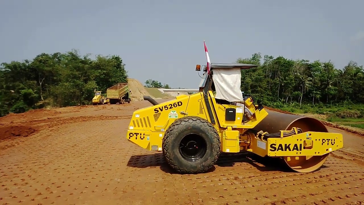 sakai SV 526 D works to compact the soil - YouTube