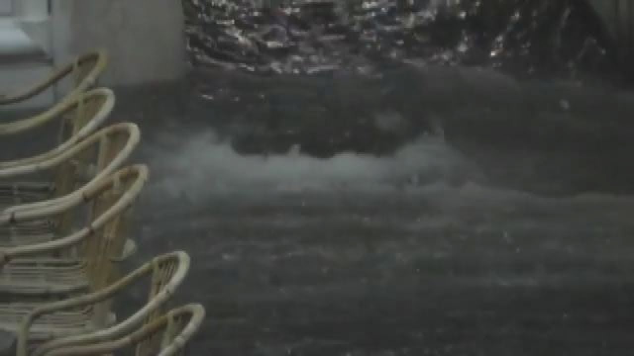 Capri, "acqua alta" in Piazzetta dopo un violento nubifragio - YouTube