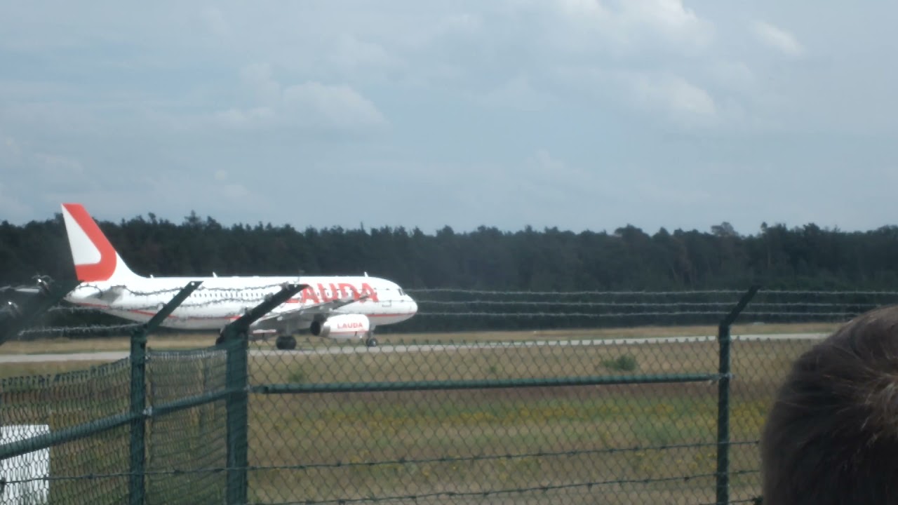 Avion Airbus A320-233 Lauda Europe decoland spre Palma de Mallorca 10. ...