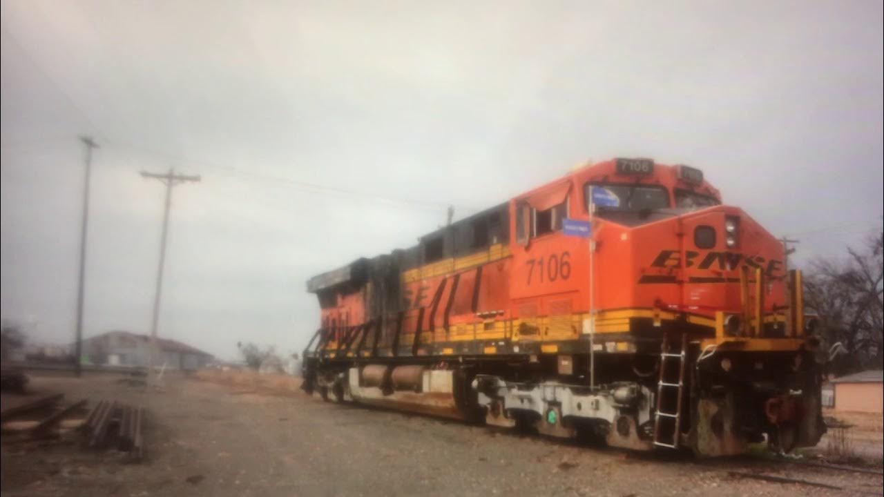 Bnsf 7106 derailment - YouTube