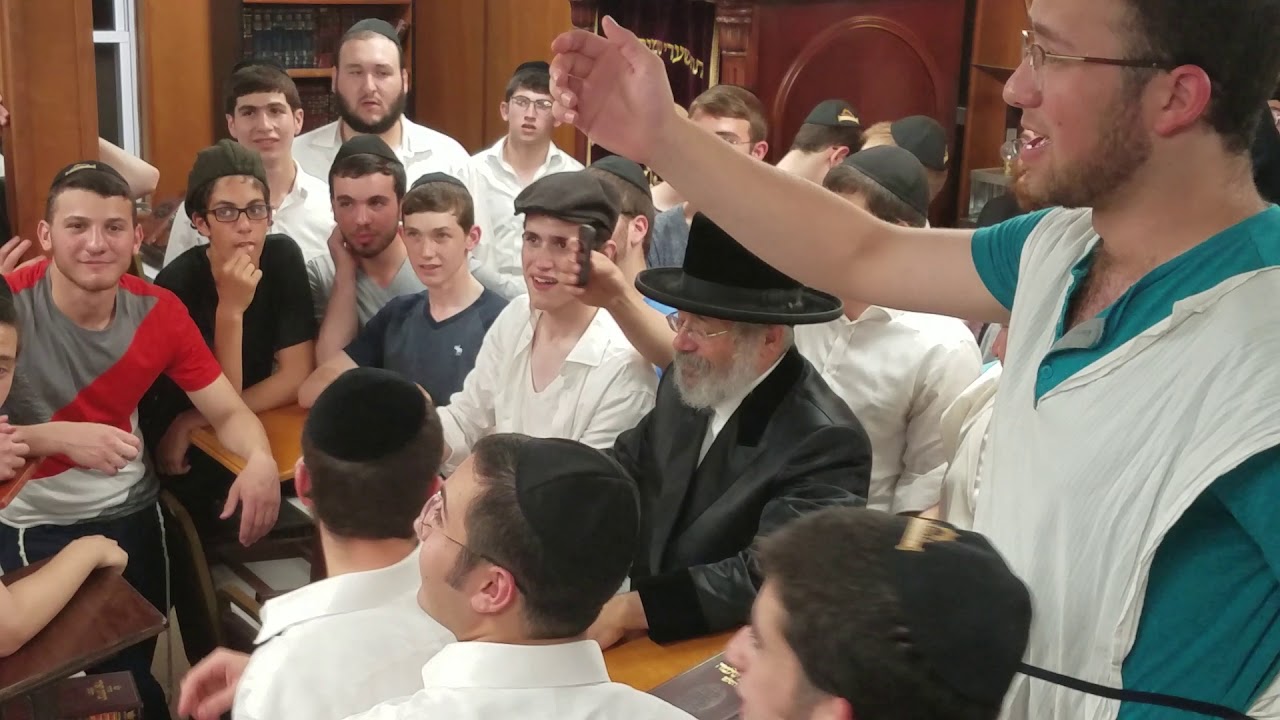 Mesivta d'masmidim visits the woodbourne shul - YouTube