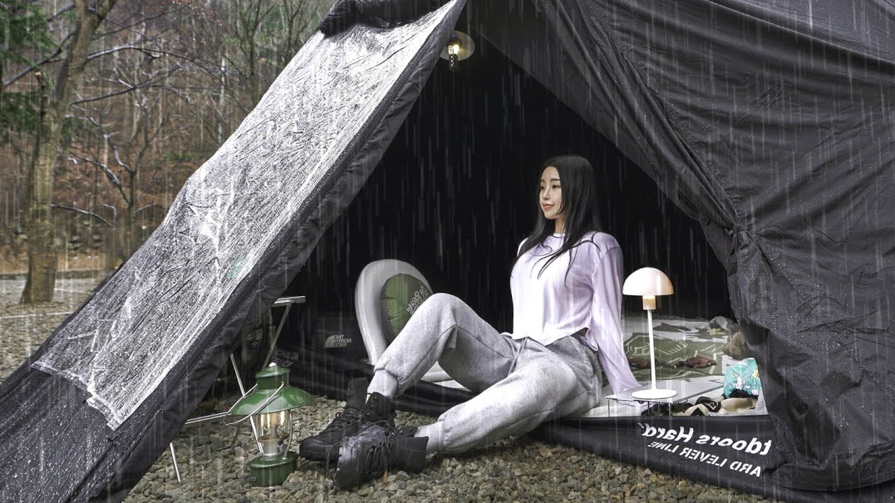 큰 창문으로 즐기는 포근한 좌식 우중캠핑 ☔️ 옛날 통닭 튀김 화로대 불멍 캠핑 브이로그 솔로캠핑 Asmr