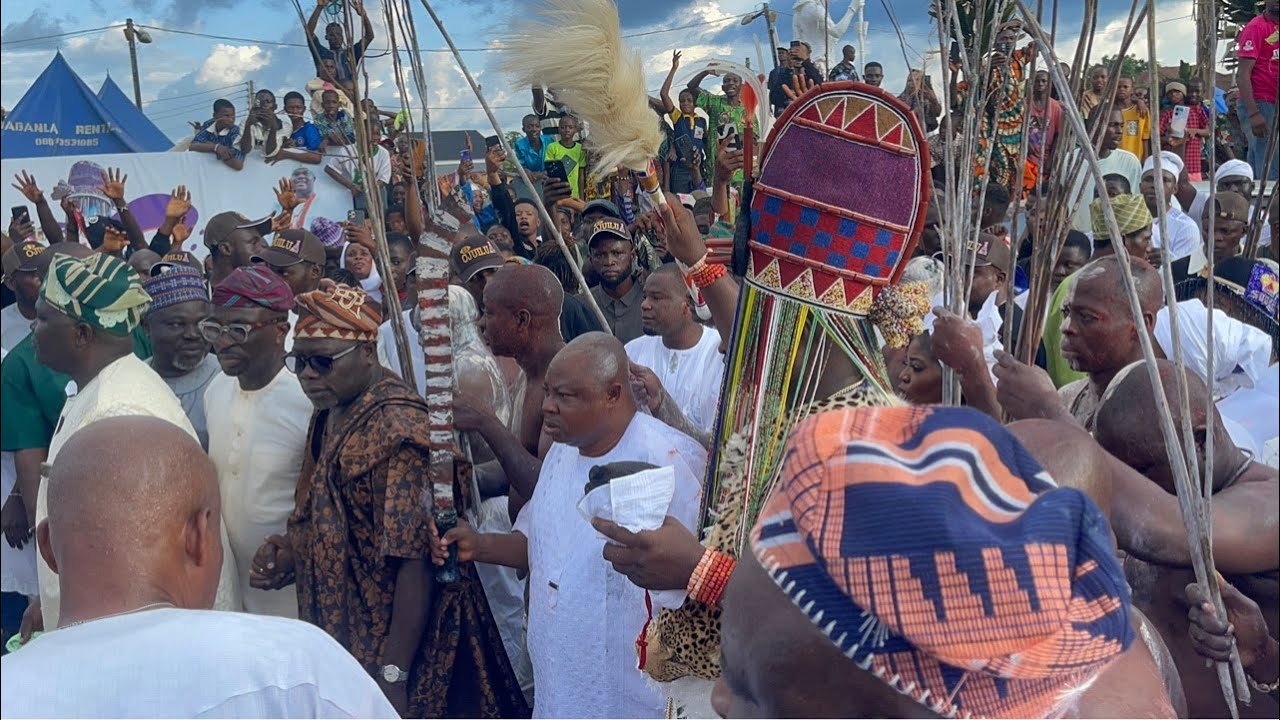 OONI OF IFE BEARS THE ANCESTRAL CROWN ADE AARE - YouTube