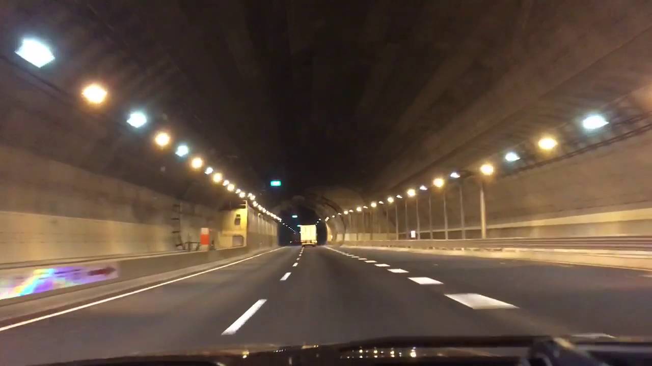 山手トンネル 車両事故 - YouTube