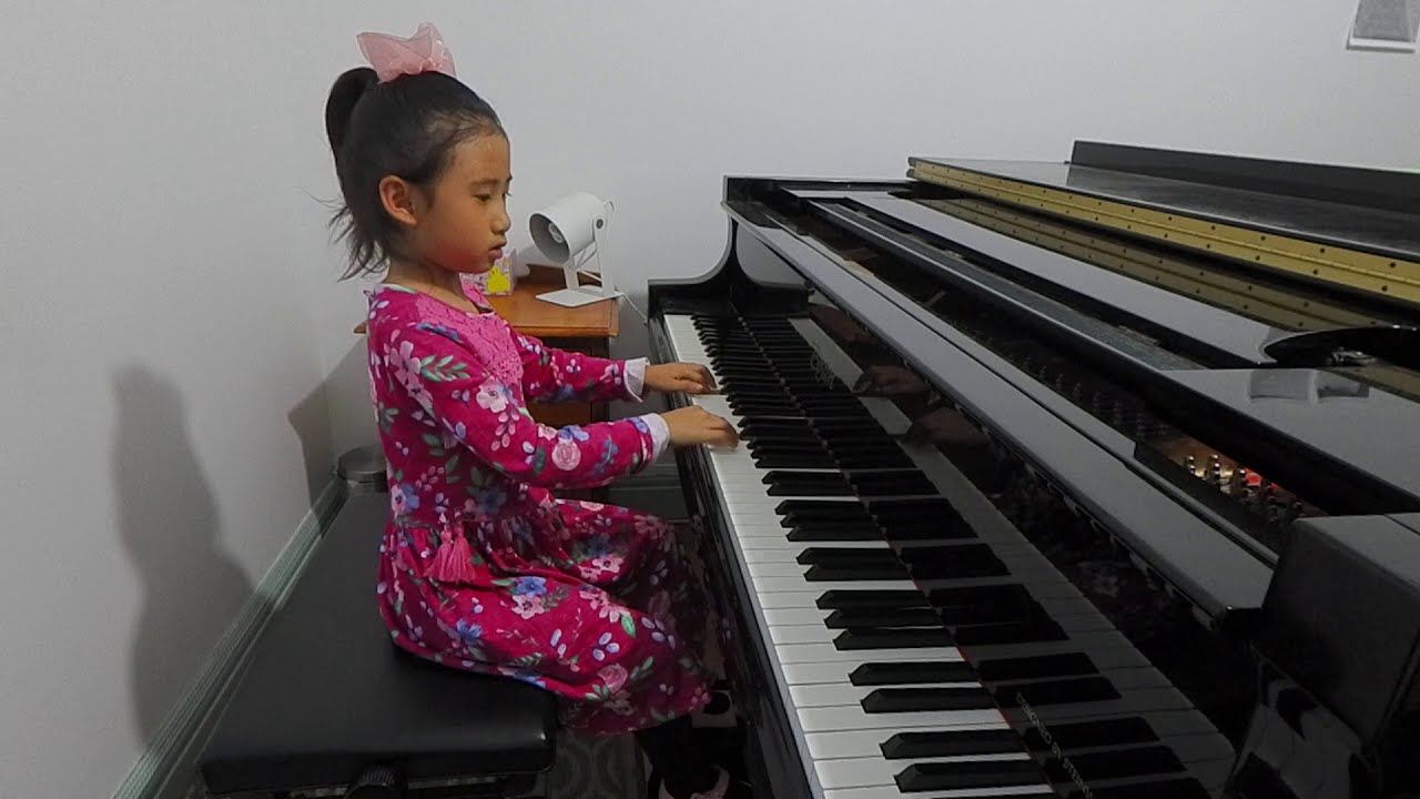 Schumann 11.Sicilienne by Zoe Cheng 6 YO - YouTube