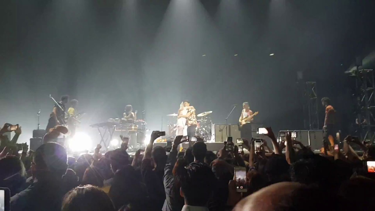Paramore Manila Concert 2018 - Misery Business - YouTube