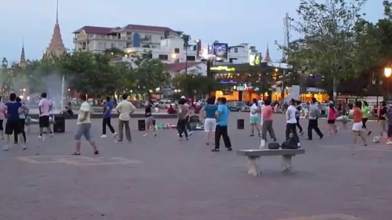 Wat Botum Park - Phnom Phen - Exercise meccas in public parks ...