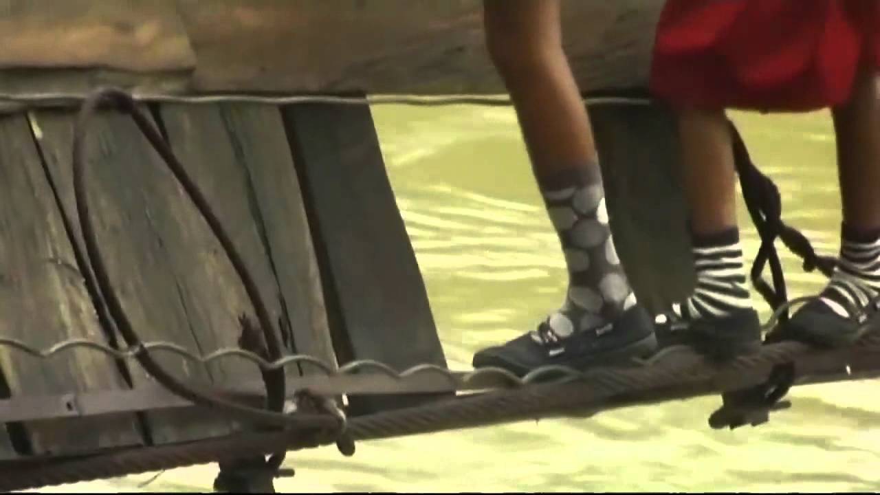 Indonesian kids shimmy collapsed bridge to get to school - YouTube